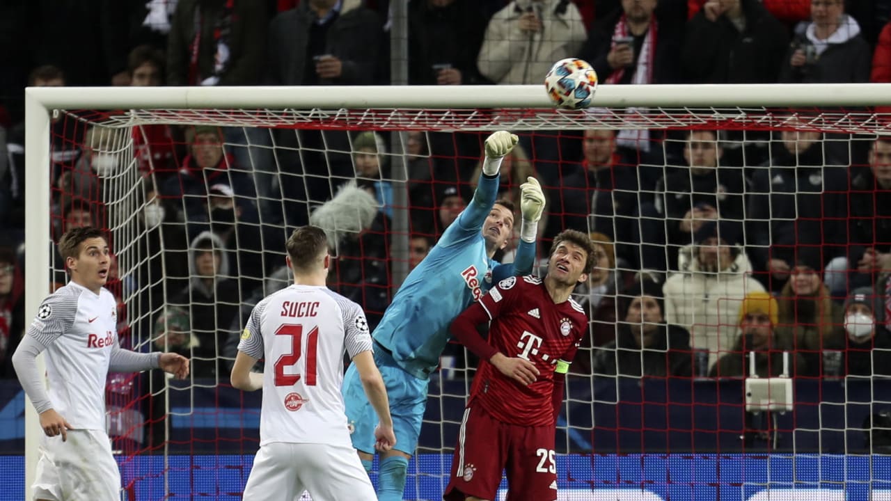 【海外の反応】ミュラーさん、立っているだけでファウルになるwww